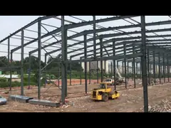 두 개의 역의 철강 구조물