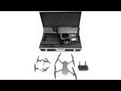 Un controllore di drone con diverse bande