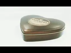 저는 심장 모양의 초콜릿을 만듭니다.