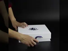 弓リボンが付いている薄板にされたピンクの折るボール紙のギフト包装箱