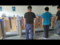 La tourniquette de la porte tournante