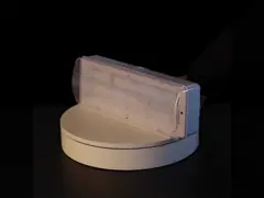 На стене фиксированная лампа с заряжаемым светодиодом