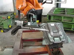 China IP54 Kuka Robot Arm 6 Axis IPG Fiber Laser Cutting Machine for sale