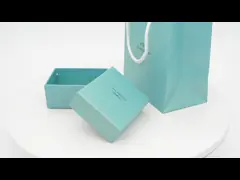 Una scatola regalo con regole, facile da imballare, regali per San Valentino.