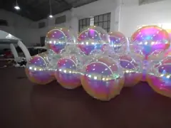 Decoración reflectiva colgante de una bola de espejo inflable de plata de PVC gigante (Dekoration mit reflektierender Aufhängung von einer spiegelglühne aus gigantischem PVC)