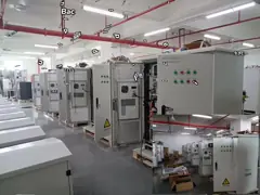 UPS all‘esterno della direzione dell‘alimentazione elettrica