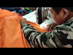 Bolso de dormir para el exterior en el proceso de producción