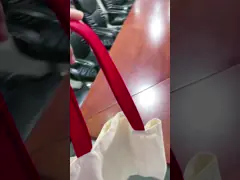 Αποτυπωμένος σε ανάγλυφο Twill σίδηρος στο μπάλωμα κεντητικής γύρω από τα νήματα πολυεστέρα μπαλωμάτων ιματισμού