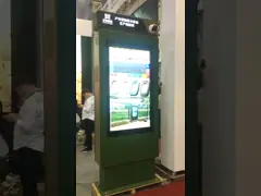 65 ιντσών Αδιάβροχη ψηφιακή σήμανση με 2500 Νιτς φωτεινότητα 16.7M Χρωματική τηλεχειριστική διαχείριση