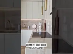 Минимальный белый дверной кухонный шкаф