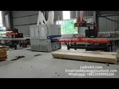 Macchine automatiche per il carico di cartoni di legno con trasportatore a rulli