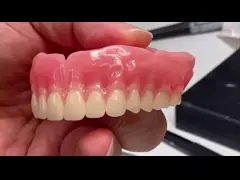 Denti di aspirazione progettate per un'adattamento sicuro e un maggiore comfort offrendo una soluzione ideale per gli utenti di denti rimovibili