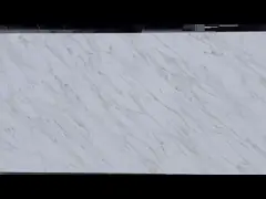 中国 バスルーム 人工クォーツカウンターテーブル 2cm クォーツホワイト キッチンカウンターテーブル 販売のため