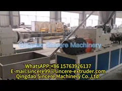 De extrusie vindt plaats via PVC-plastic pijpen.