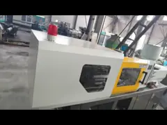 Klemmkraft-Injektionsmaschine Breite Injektionsgeschwindigkeit Kapazität Präzisionsschraubendesign Form 150-1000 mm Düse