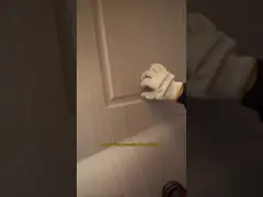 che possono aderire saldamente a varie superfici quali i mobili