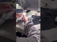 컴퓨터화 된 팔 구멍에 어깨 패드를 고정하고 가장자리를 절단하는 바느질 기계