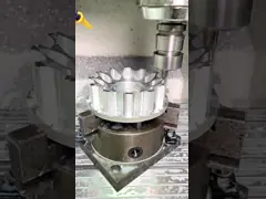 Scatto ravvicinato dell‘alluminio lavorato su una fresatrice CNC a 3 assi.#cncmachine #cncmilling #cnc #fyp