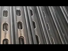 Cina 90° Bar angolare perforata a fessura di ferro galvanizzato in vendita