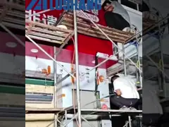 Decorazione di pannelli compositi in alluminio per il fronte del ristorante, installazione di cartelloni
