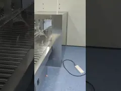 Con un transportador de rodillos accionado, la ducha de aire pasa a través de la caja.