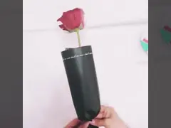 Cina Giornata della Madre carta da impacchettare con un solo fiore, sacchetto da impacchettare con un solo bouquet di rose, carta da impacchettare con un solo sacchetto di fiori di garofano in vendita