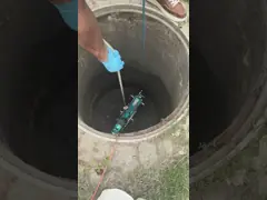 Un robot de surveillance qui descend vers le trou d‘égout.