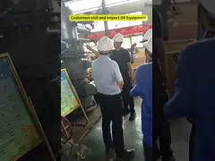 顧客はオイル機器を訪問し、検査します