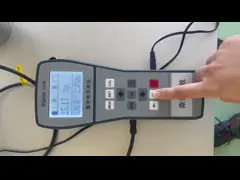 두 개의 측정 단위, 에디 전류 전도성 측정기, 전도성 없는 얇은 층을 포함하는 작업 부품