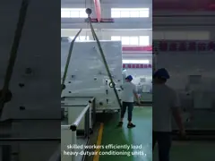 Jetex-Mitarbeiter verladen sorgfältig große Klimaanlagen zur Auslieferung auf den LKW.