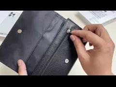 하얀 종이에 담긴 돈의 지갑