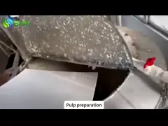 Машина, изготовленная из бамбука, которая перевозит блюда.