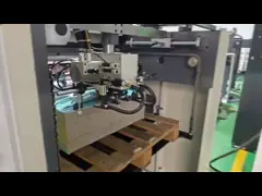 Hochgeschwindigkeits-Spot-UV-Maschine 9000 Bogen/h Spot-UV-Lackierer mit automatischem Anleger und Bogenübergabeeinheit