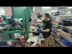 2 Macchine per la fabbricazione di scarpe sportive a iniezione diretta di colore