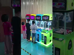 μίνι πολύχρωμο μηχάνημα παιχνιδιών με νύχια