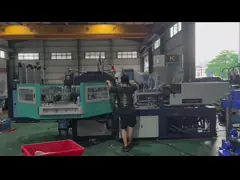 Una macchina per la produzione di pantofole e suole da scarpe in PVC