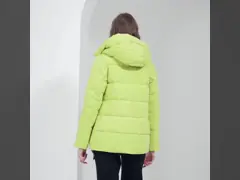 快適で耐久性のある女性 季節の終わりのコート 対称なポケットとボタン ストレートトリム