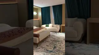 China Customized King Size Villa Hotel Wood Bed Room Furnitures Set Solution for sale