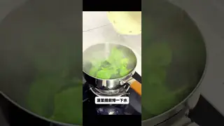 Cooking instant noodles with  spinach and egg