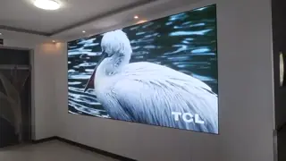 LED small-pitch conference display screen that maintains high definition even under lighting conditi