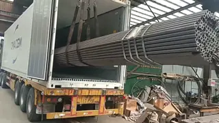 carbon steel pipes loading into containers