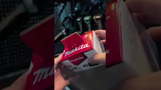 Original Makita 18V BL1850B 5.0Ah Rechargeable Battery with Original plastic shell packaging