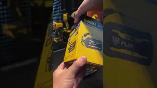 Dewalt DCB612 60V 12Ah 21700 Battery with LED Indicator Comes with original box packaging