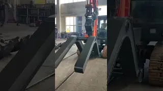 High Efficiency Excavator Clamp Arm with Adjustable Boom and Large Diameter Cylinders for Car Dismantling
