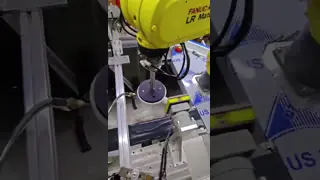 2Robot for precise and efficient removal of burrs and gate marks from plastic mirror housings