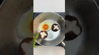 Cooking Gaoren ramen noodles with meat, egg and vegetables together