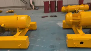 Base-mounted wire rope hoist