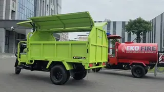 driving with cargo door open (garbage)