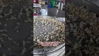 Rotating vibrating screen to remove powder from dried ginger