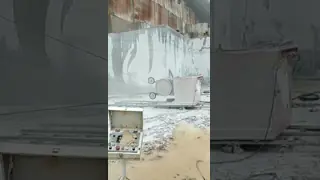 Rail-mounted wire saw for quarry mining